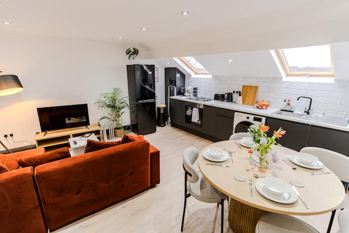 Stunning Skyview 2br Flat, Fast Wifi- Site Parking - Leeds