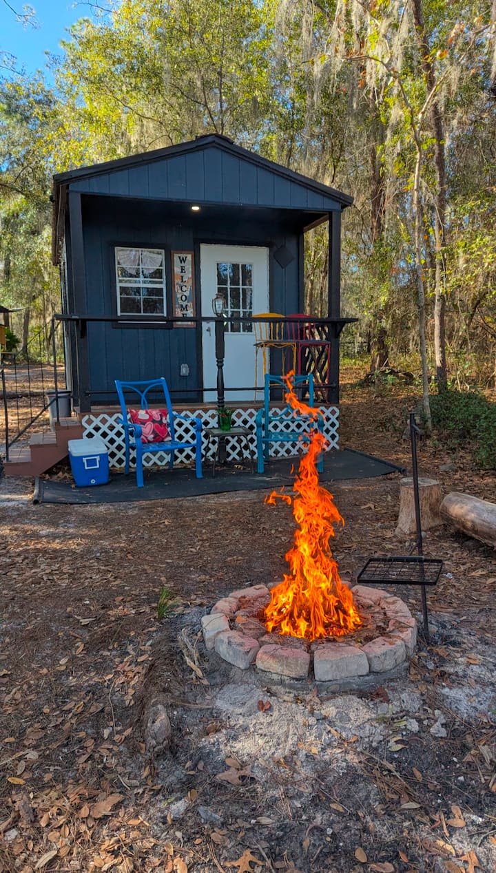 *A Peaceful Little Hideaway Under The Trees.” - 霍桑