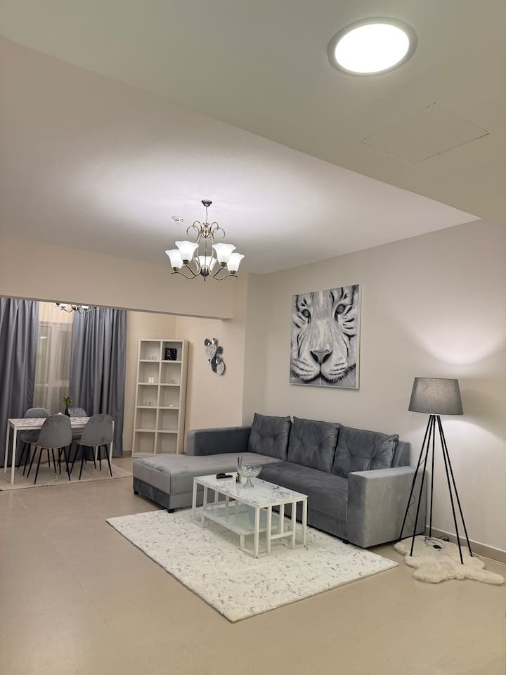 Luxury And Stylish 2bhk Wit Pool - Sharjah