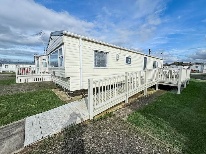Cosy 6 Berth Caravan With Decking, Ref 23035c - Hunstanton