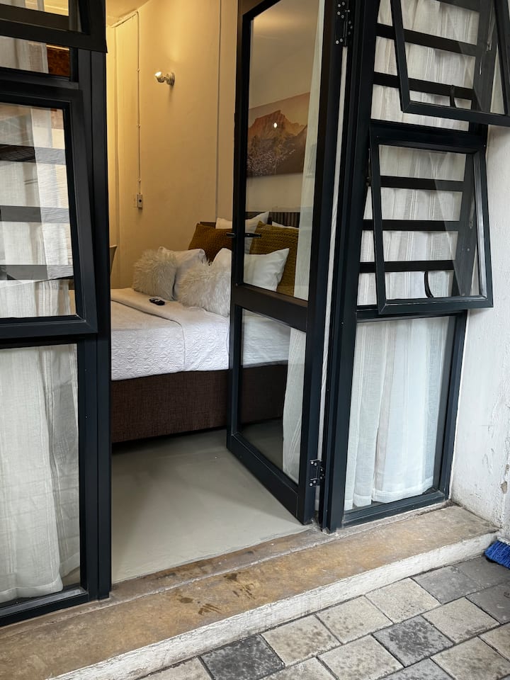 Krafted Home|unlimited Wifi|queen Bed - Johannesburg