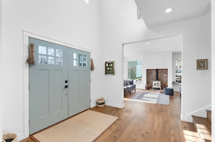 Modern English Farmhouse Close To Ski Resorts. - Orem, UT