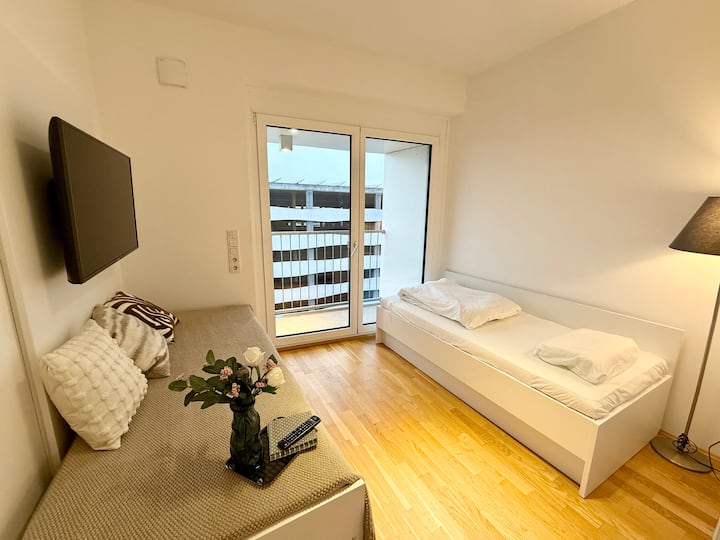 Exhibition 2-min Walk | Entire Apartment - Aschheim