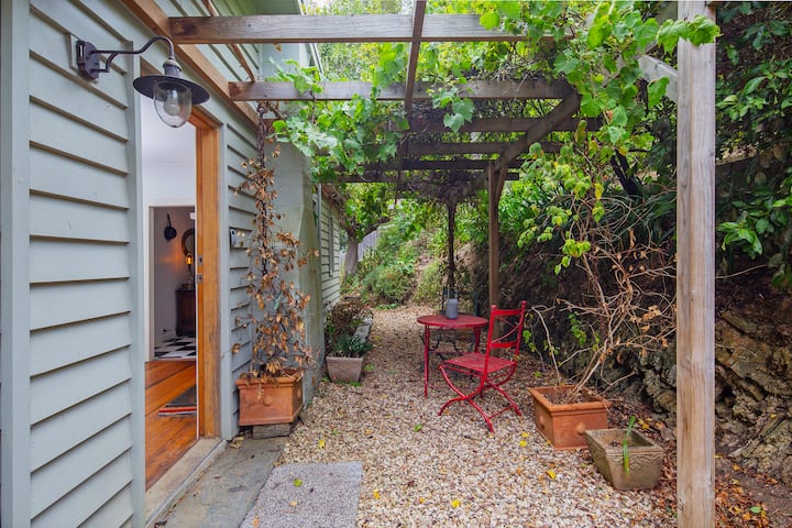 2 Charming Cottages - 6 Guests - Guildford