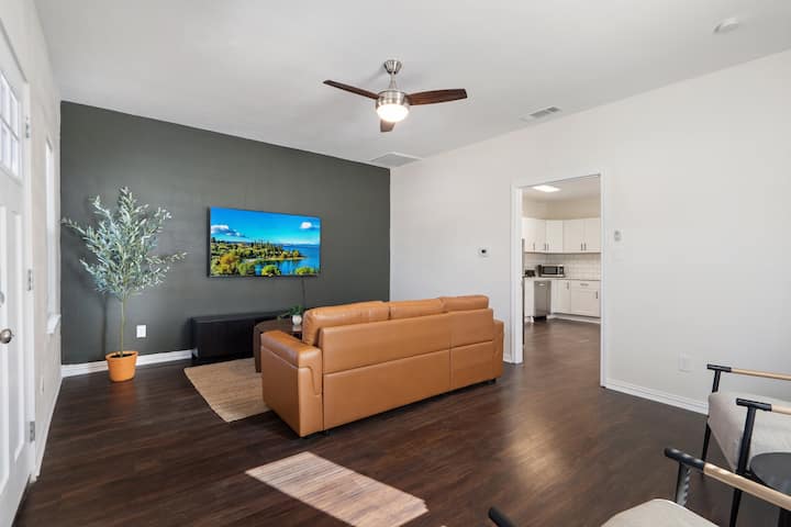 Modern Retreat In Downtown W/ Parking | Ping-pong - Dallas, TX