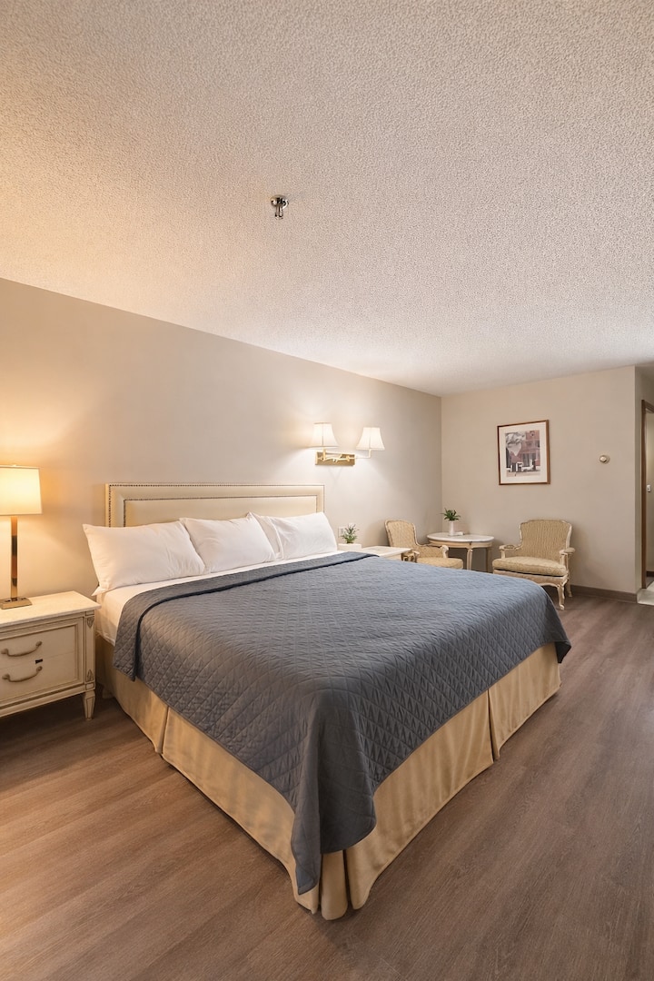 King Room With Free Coffee & Pool - Presque Isle, ME