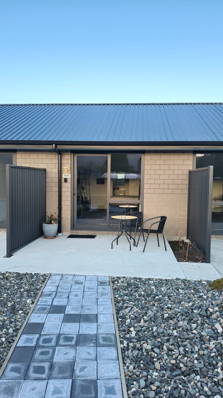 Kiwi Apartment. Mountain Views Off Street Parking. - Te Anau