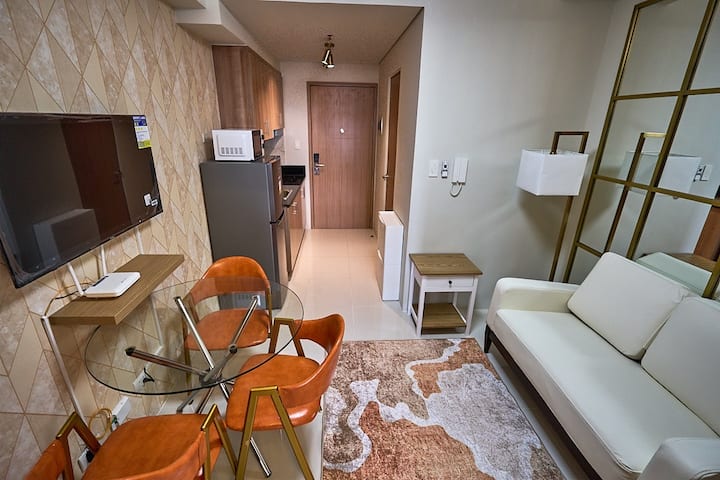 300 Mbps Wifi + Netflix 1br @ Red Residences - Makati