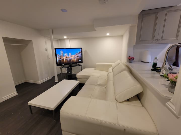 1 Bed Unit With Private Entrance - Pickering