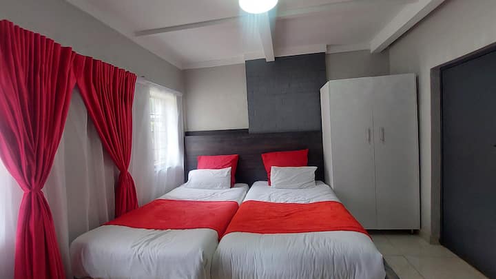 19 Guests 15 Minutes Away From Airport - Johannesburg