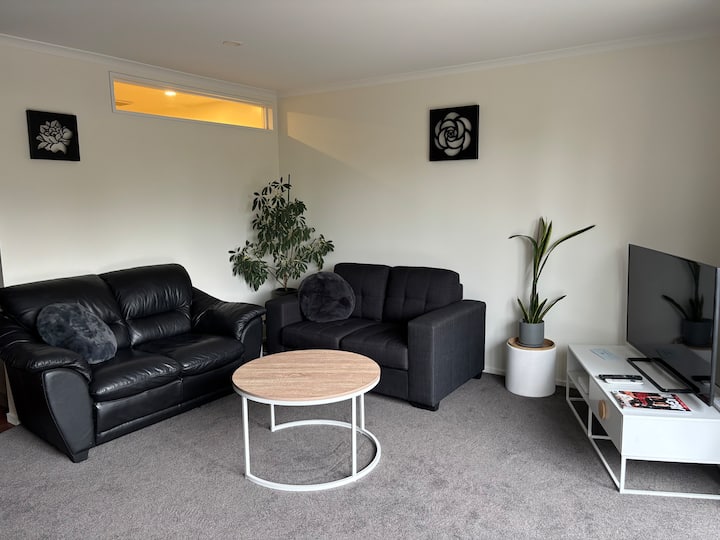 Calm & Cozy Townhouse With Garage + Sky Sport! - ニュージーランド クライストチャーチ