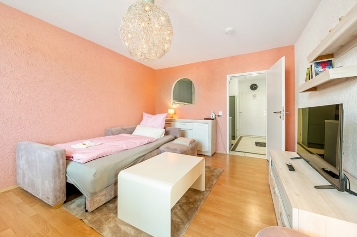 Temporary Living | City Apt W/ Balcony & Parking - Hanau
