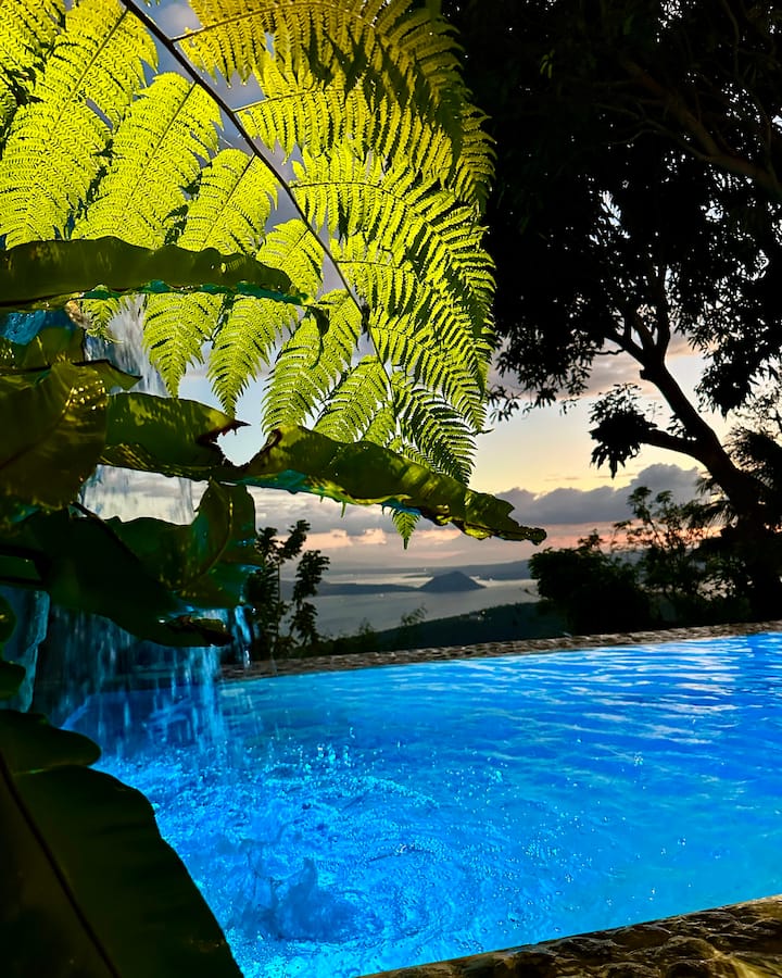 Overlooking Villa In Tagaytay With Infinity Pool - Philippines