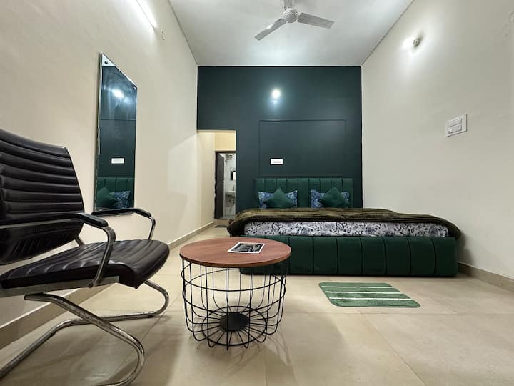 Spacious 11-room Homstay 4 Grps - Lucknow