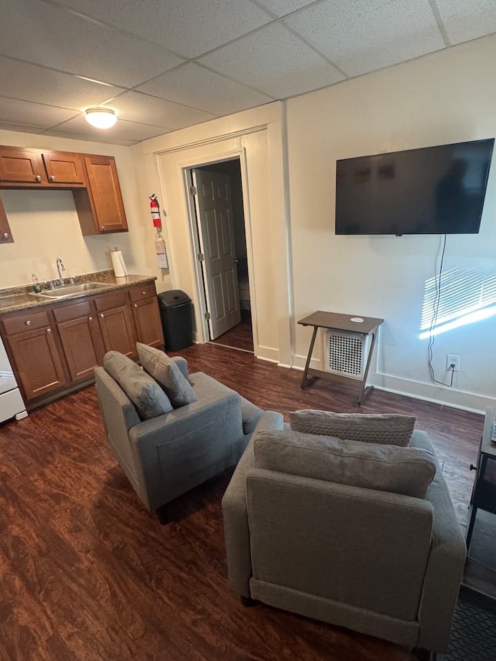 Akron University Area Apartment - Akron, OH