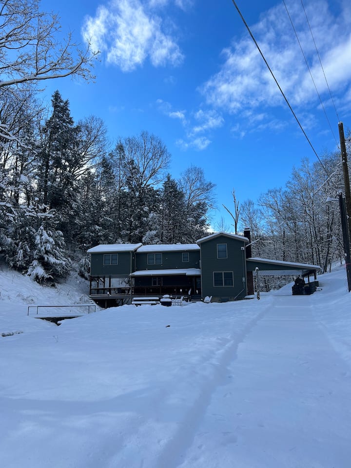 Brookside Retreat: Hot Tub + Pickleball - Pillow, PA