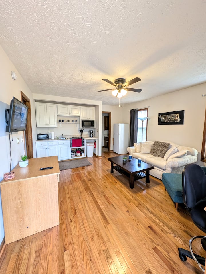 Large Upstairs Apartment Access To Pool & Hot Tub - Marietta, GA