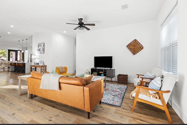 *Master Suite*soaking Tub* Spacious Kitchen* - Bastrop, TX