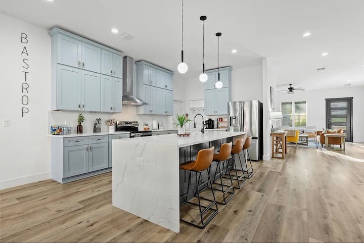 *Master Suite*soaking Tub* Spacious Kitchen* - Bastrop, TX