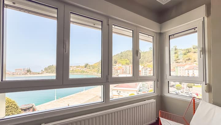 Vistas Al Muelle Y La Ría · Centro De Ribadesella - Ribadesella