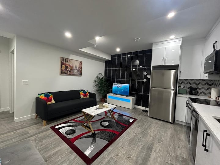 Cozy Brand New 2br Retreat | 15 Min To Airport - Calgary