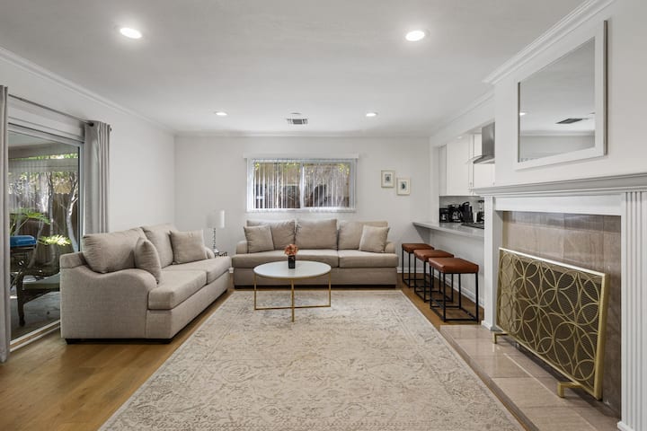 Luxury, Home W/ Pool 4br / 3bath - Calabasas, CA