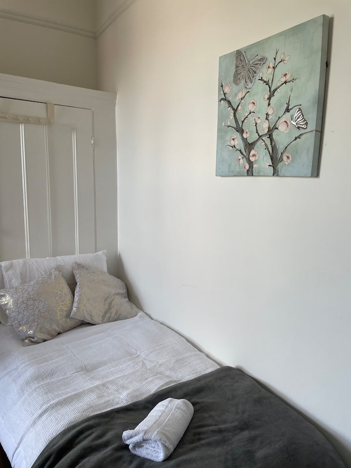 Butterfly Room Comfy Room For 3 People Nw10 - Edgware