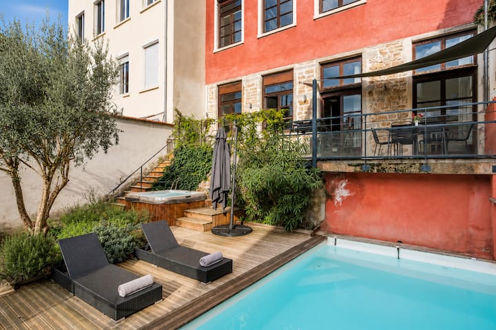 Climatisé • Piscine • Jacuzzi • Parking • Lyon - Limonest