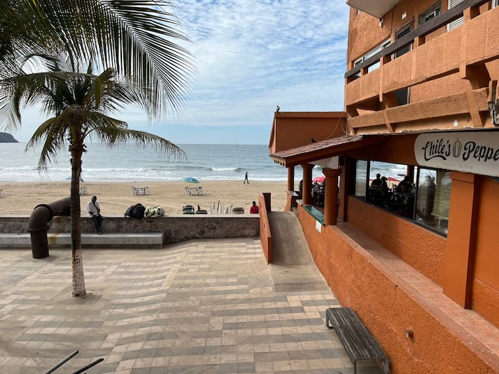 Bonito Depa Economico A Pie De Playa En Mazatlán - Mazatlán