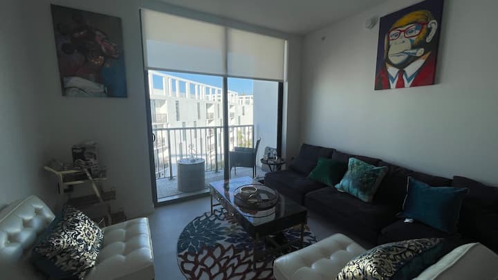 Art Oasis With Skyline Views - Miami Gardens, FL
