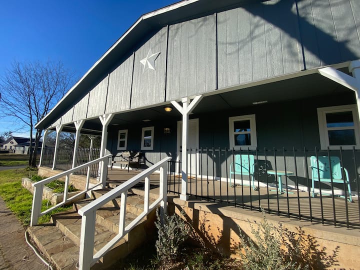 The Hideout, Pet-friendly Home By Historic Square - Granbury, TX