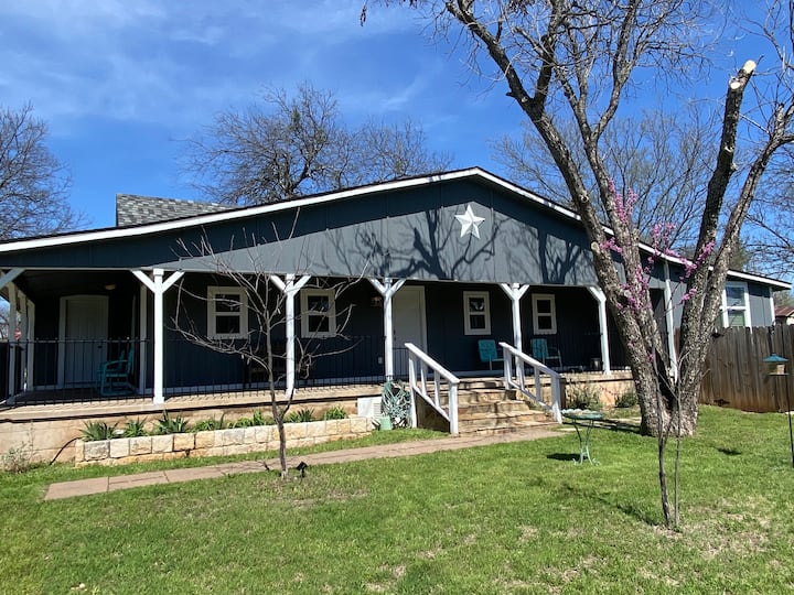 The Hideout, Pet Friendly, Close To Square - Granbury, TX