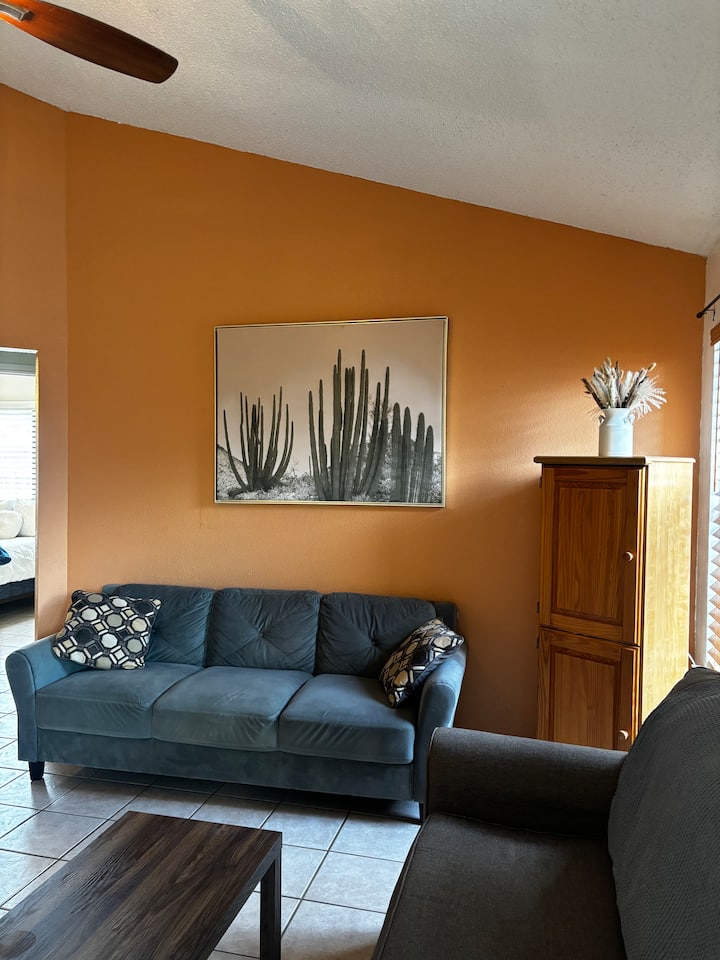 3 Bedroom/2 Bath Home.4 Minutes From Downtown Rr. - Round Rock, TX