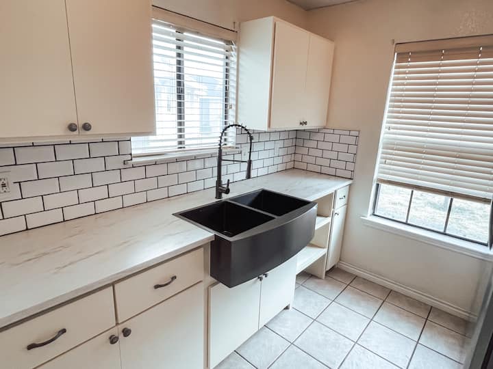 Charming Bungalow Minutes To Downtown Round Rock - Round Rock, TX