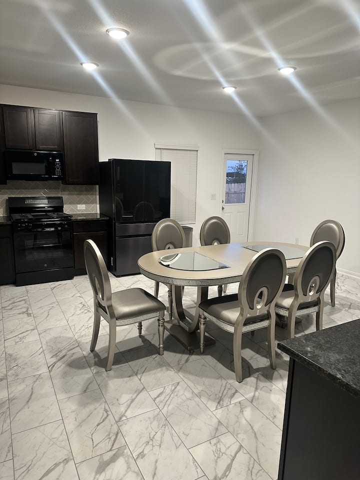 2-bedroom Stay | One Ensuite, One With Nearby Bath - Kyle, TX
