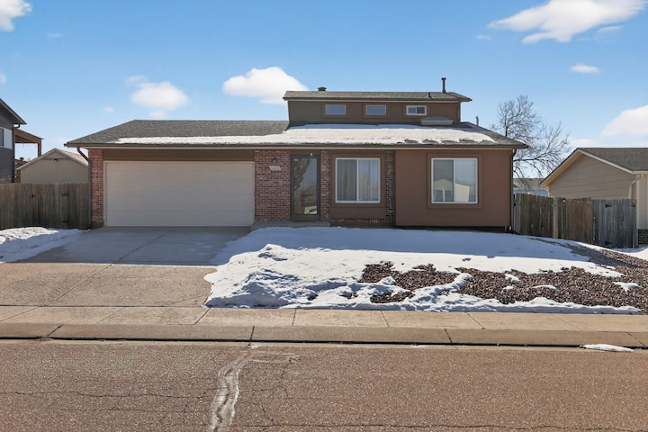 Modern Metro Oasis: Sleek 3b/2b Near Cos - Colorado Springs