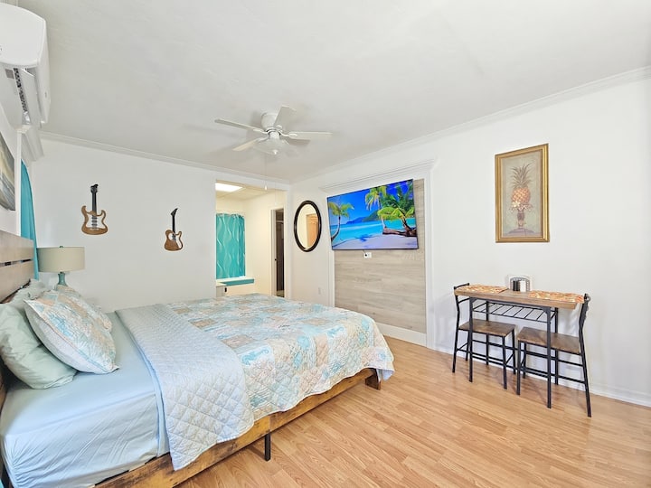 Private Studio In Nice Location + King Bed+laundry - Fort Myers, FL