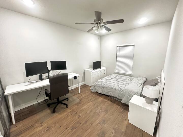 Dallas - Private Master Bedroom - Dallas, TX