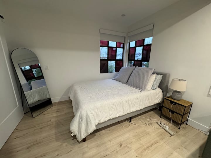 Modern Townhouse With Private Balcony Near 4th St - Berkeley