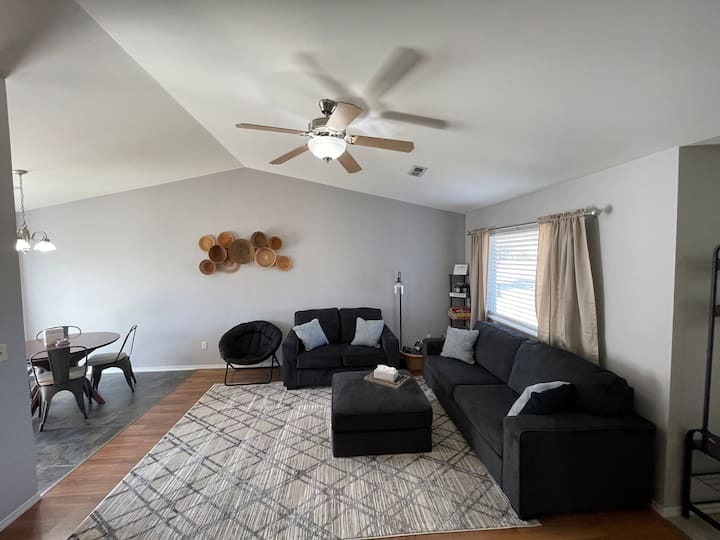 Stunning 3 Bed 1 Bath Home! - Wichita, KS