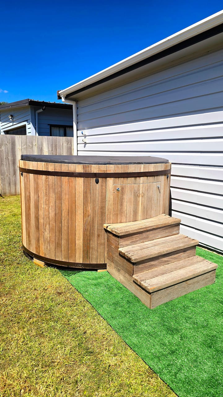 Hot Tub Haven W/ Marina Views & Kayaks - One Tree Point
