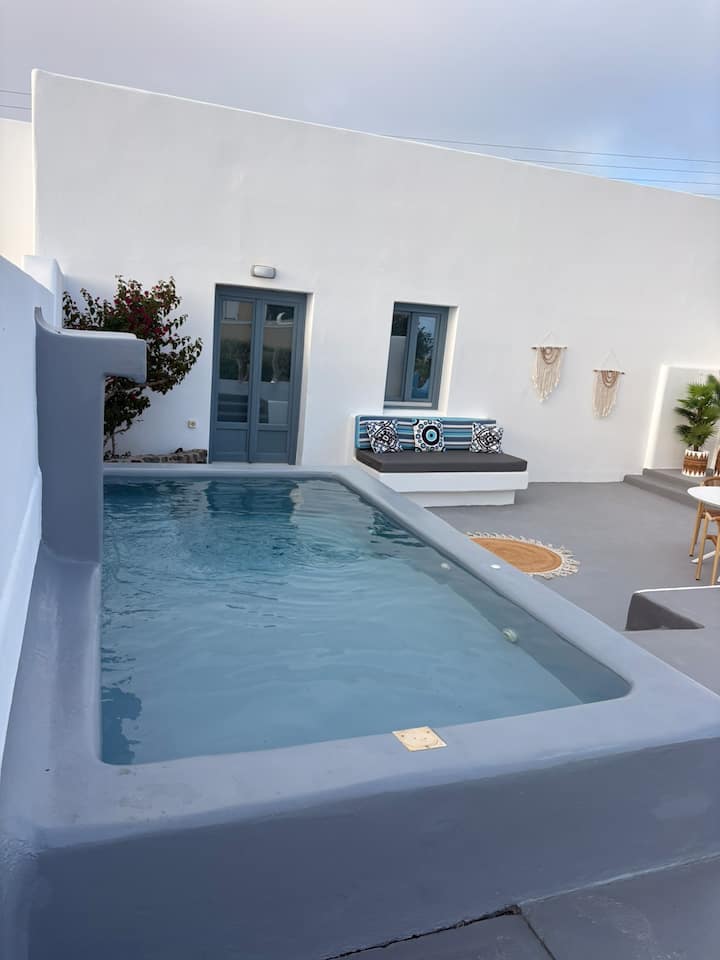 Majestic Sky White Suite With Hot Tub - Santorini