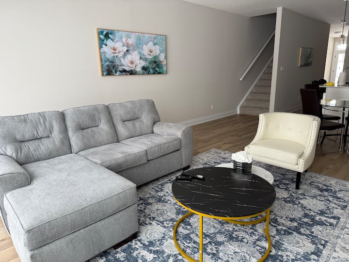 Cozy 3 Bedroom Townhome  Hyde Park Mall & W. Univ. - London, ON, Canada