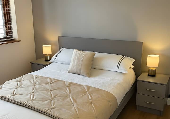 City Centre Apartment - Free Parking - Sleeps 4 - Exeter