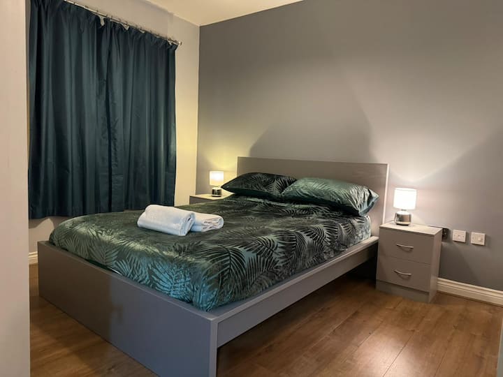 City Centre Apartment - Free Parking - Sleeps 4 - Exeter