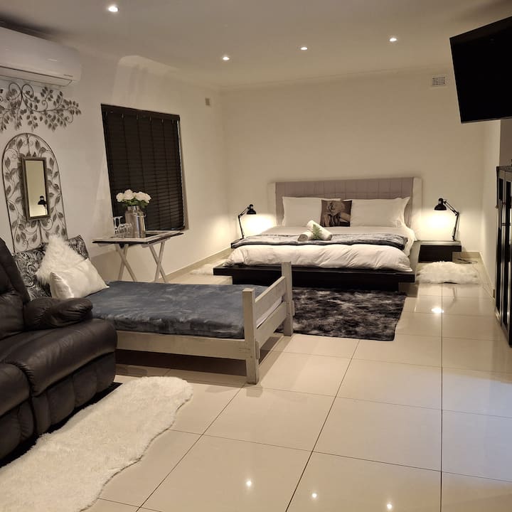 Superior King Ivory Suite - Eshowe