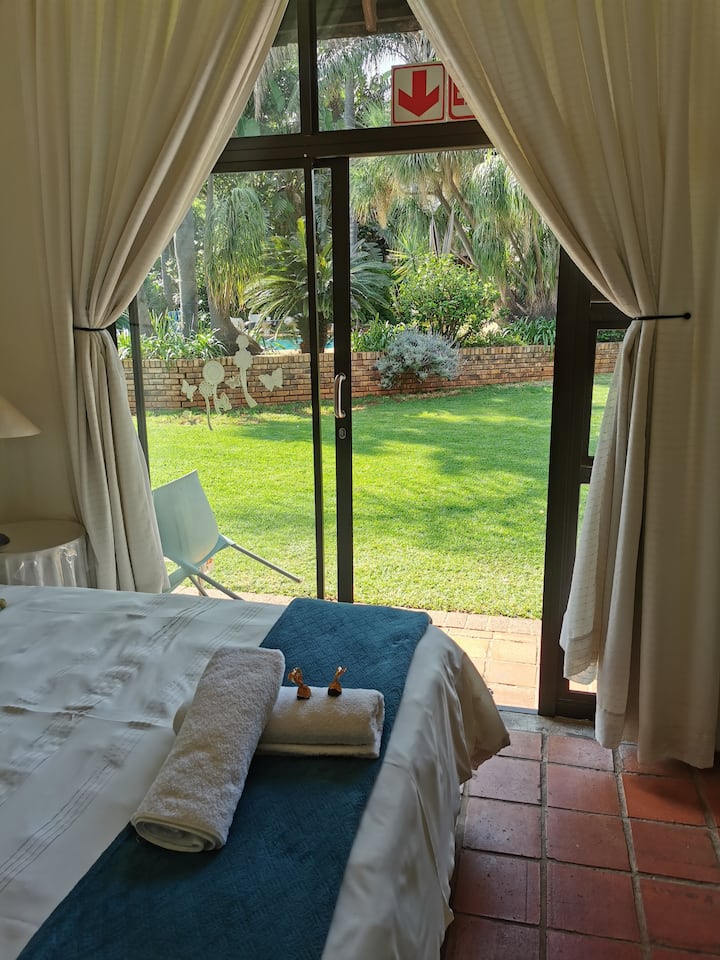 56 On Waterfront:room1 Blue Room - Hartbeespoort