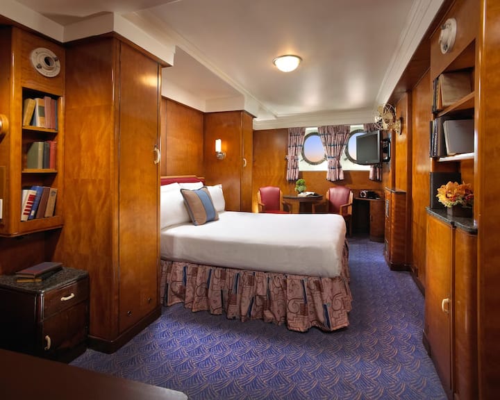 Couples' Getaway: Sun Deck & Ocean Views - Long Beach, CA