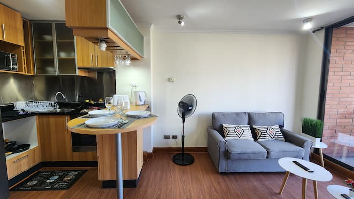 Cómodo Y Luminoso, Ideal Para 2 O 3 Personas - Las Condes