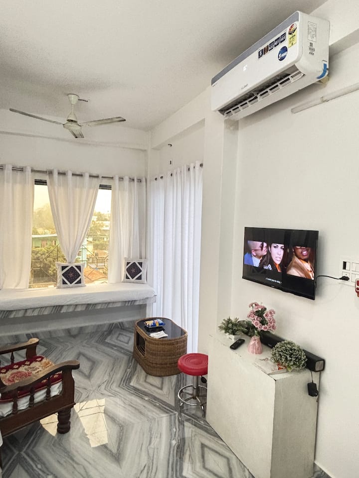 Modern Retreat With Smarttv/netflix, Ac & Balcony. - Siliguri